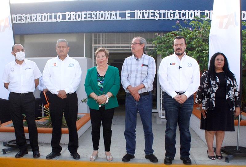 Rector de la UAT inaugura en el campus Tampico librería FCE -EDUCAL ...